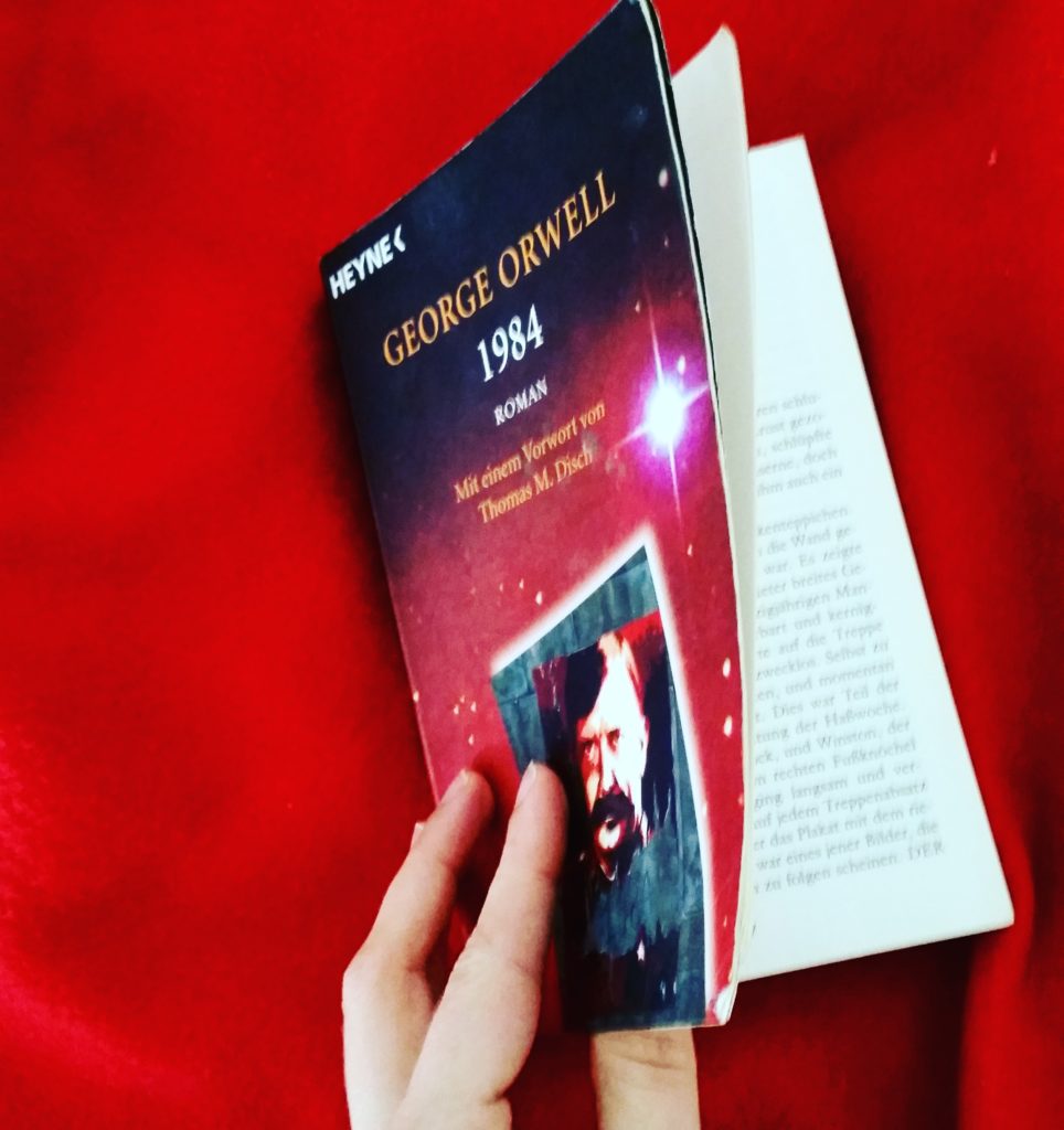 Dystopien als Spiegel – Aufgeblättert